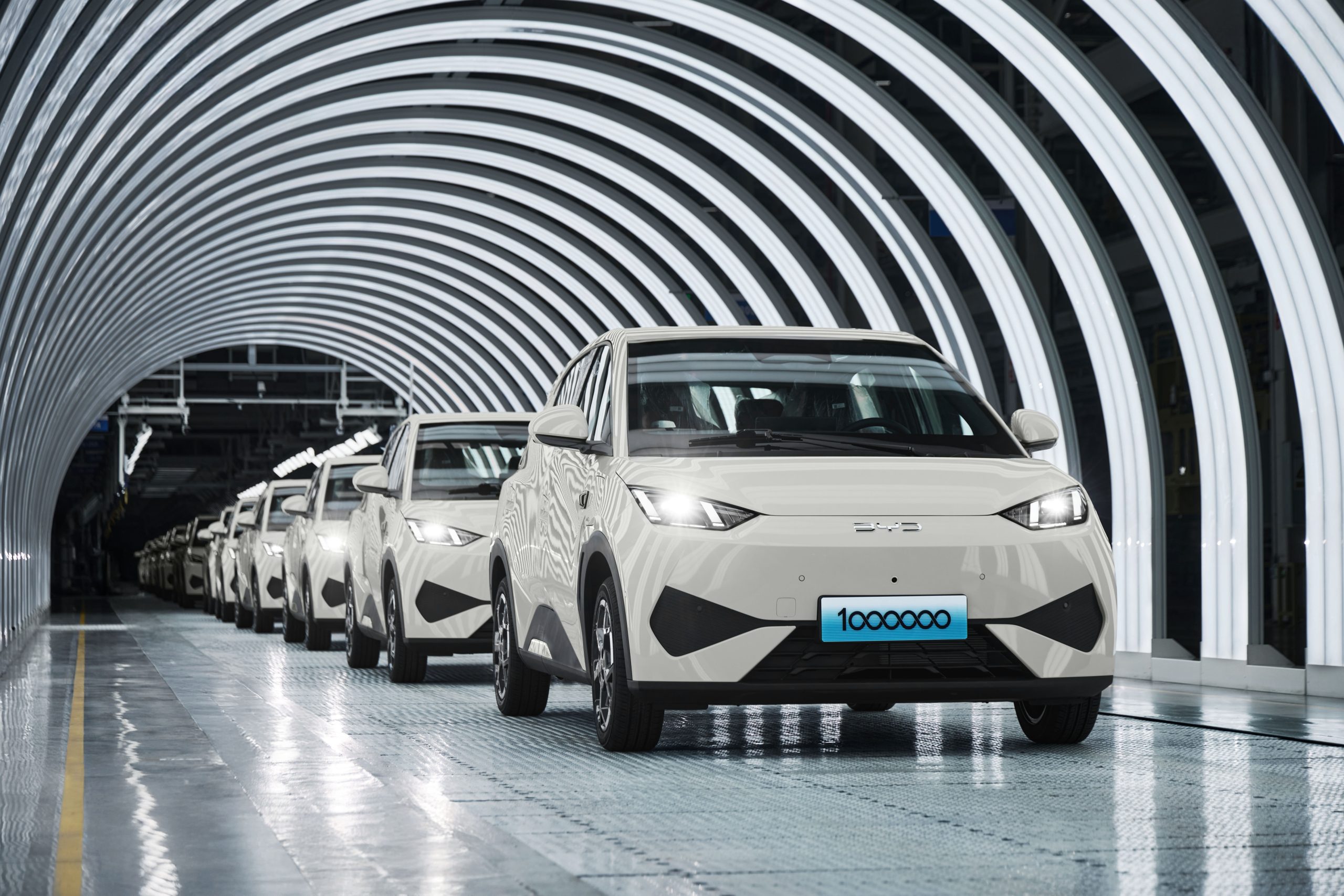 Η BYD γιορτάζει την παραγωγή του εκατομμυριοστού DOLPHIN SURF - Cars ...