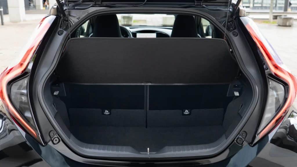 Οδηγώντας το νέο Toyota Aygo X Hybrid: Το μικρό που «σκέφτεται» σαν ...