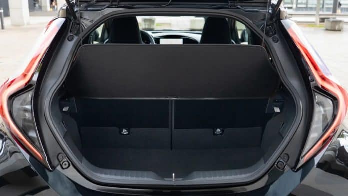 Οδηγώντας το νέο Toyota Aygo X Hybrid: Το μικρό που «σκέφτεται» σαν ...