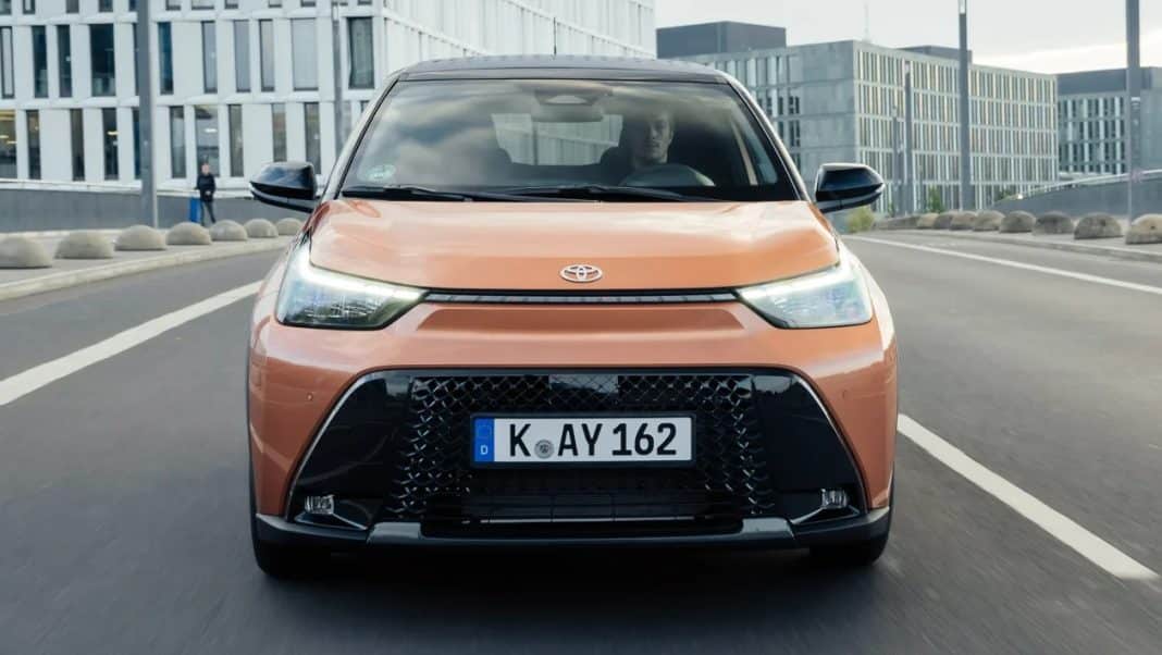 Οδηγώντας το νέο Toyota Aygo X Hybrid: Το μικρό που «σκέφτεται» σαν ...