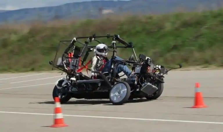 Vigoz: Το εκκεντρικό ηλεκτρικό αυτοκίνητο με... πετάλια, που τρέχει με ...