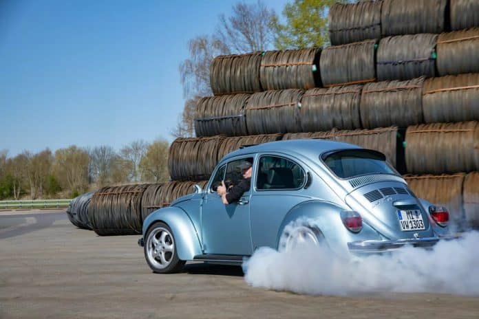 Ηλεκτρικό VW Beetle με 600+PS λιώνει λάστιχα κάνοντας τα 0-100 σε 2,9” | Sofokleousin.gr