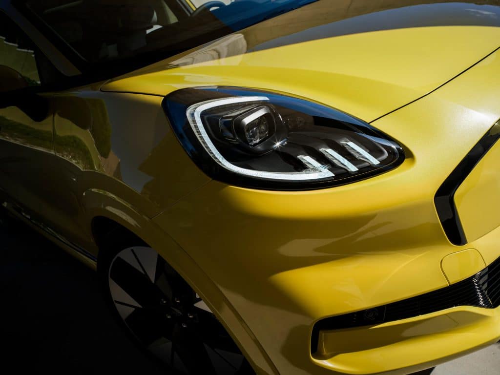 Η προηγμένη τεχνολογία φωτισμού Matrix LED της Ford κάνει τη νύχτα μέρα ...